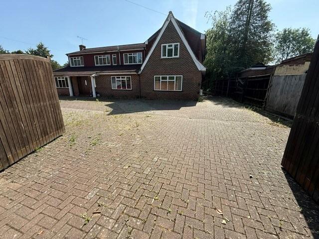 Windsor SL4 10 bed detached house to rent £9,500 pcm £2,192 pw
