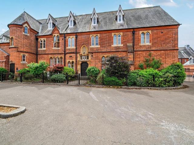 Windsor, SL4 2 bed apartment to rent £2,500 pcm £577 pw