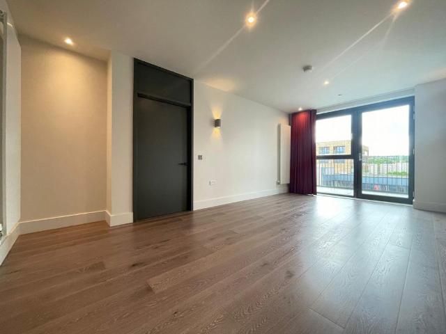Windsor Square, Woolwich, London SE18 2 bed flat to rent £2,600 pcm £600 pw