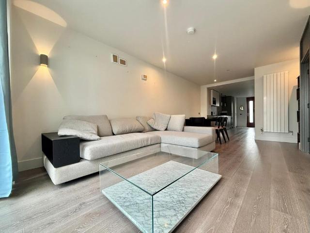 Windsor Square, Woolwich, Royal. 2 bed flat to rent £2,550 pcm £588 pw