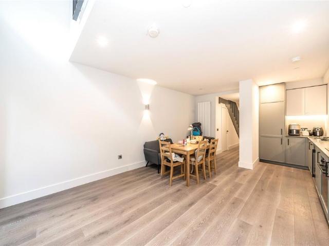 Windsor Square, Royal Arsenal. 3 bed apartment to rent £2,800 pcm £646 pw