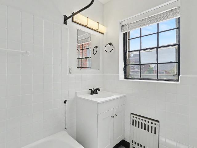 Windsor Terrace Apartments | 1 MONTH FREE with a 13 MONTH LEASE 2 Bedroom Apartment for Rent at 3333 Grand Ave, Des Moines, IA 50312 North of Grand