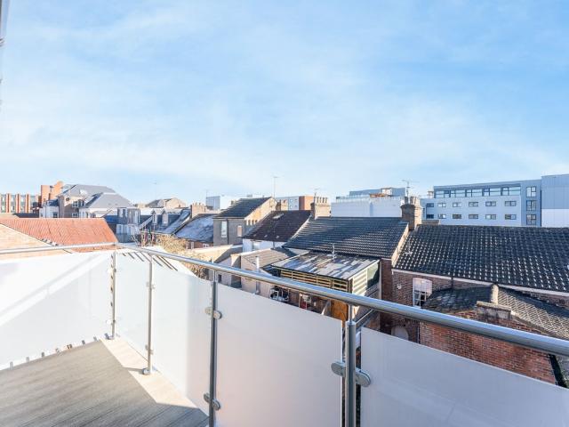 Windsor Walk, Luton LU1, 2 bed flat to rent, £1,250 pcm | PrimeLocation