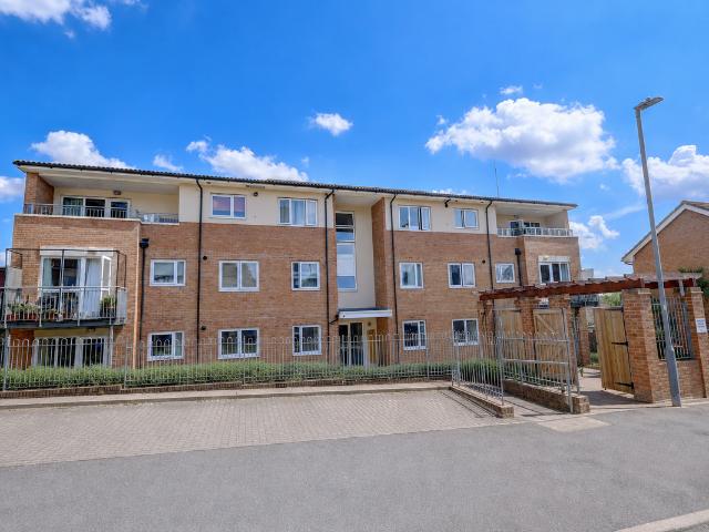 Windrush Drive, High Wycombe, Buckinghamshire HP13, 2 bed flat to rent, £1,400 pcm | PrimeLocation