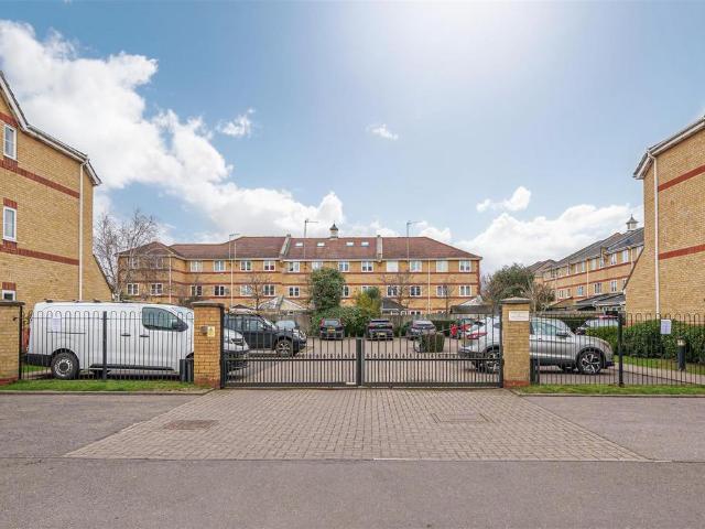 Winery Lane, Kingston Upon Thames KT1 2 bed flat to rent £2,100 pcm £485 pw