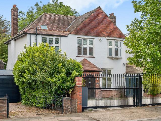 Winn Road, Canary Wharf SE12, 4 bed detached house to rent, £4,800 pcm | PrimeLocation