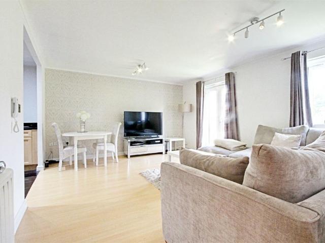 Winnipeg Way, Broxbourne. 2 bed flat to rent £1,550 pcm £358 pw