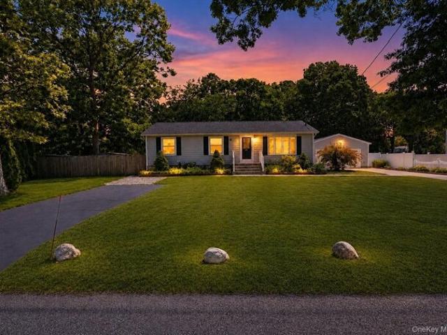 Winston Dr, Shirley, Home For Sale