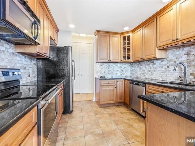Winston Dr Unit Mn, Cliffside Park, Condo For Sale