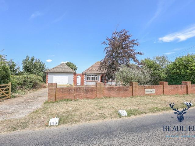 Wick Road, Burnham On Crouch, 8 CM0, 4 bed detached bungalow to rent, £2,500 pcm | PrimeLocation