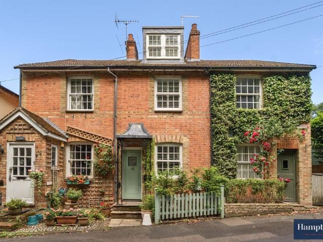 Wick Road, Englefield Green TW20 2 bed terraced house to rent £2,250 pcm £519 pw