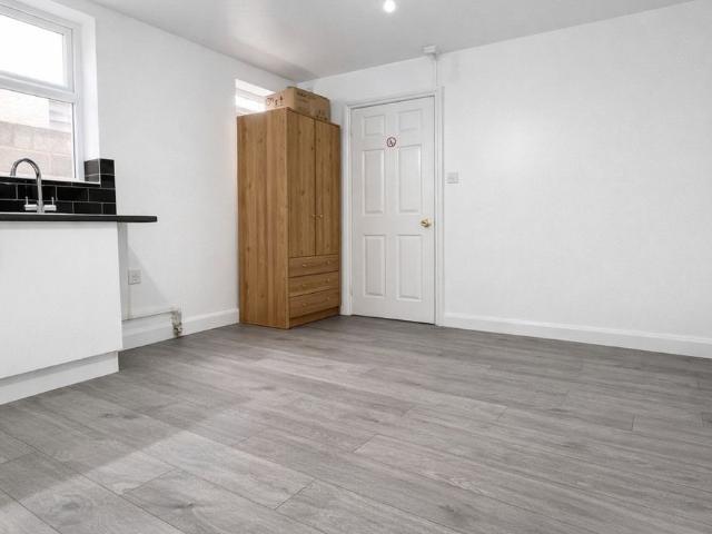 Wickham Lane, London SE2, Studio to rent, £950 pcm | PrimeLocation