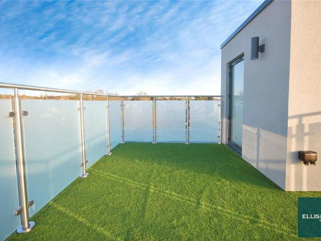 Wickliffe Avenue, Finchley, London, N3 2 bed penthouse to rent £2,500 pcm £577 pw
