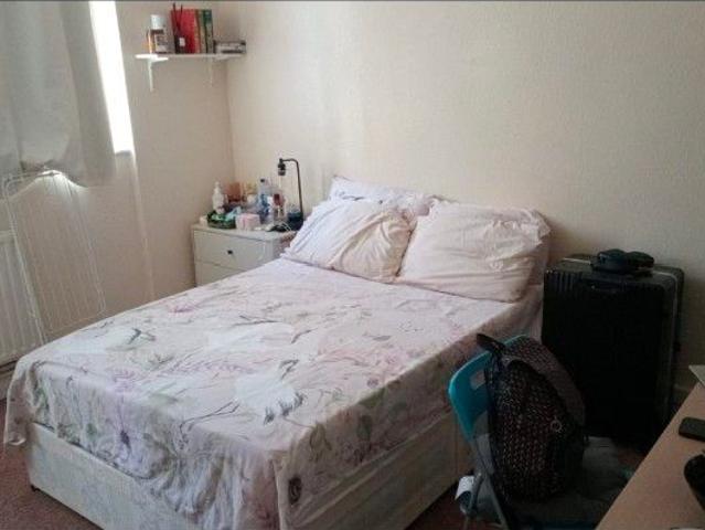 Wide and airy double room in NW4 4LR 16 Hendale Avenue