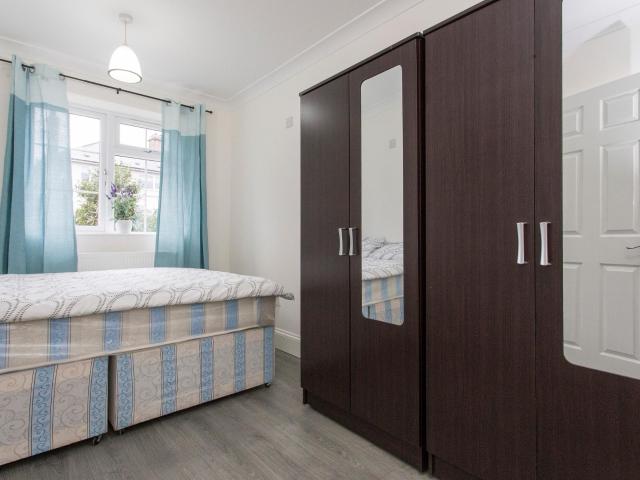 Wide single ensuite bedroom in Ealing Has a Room