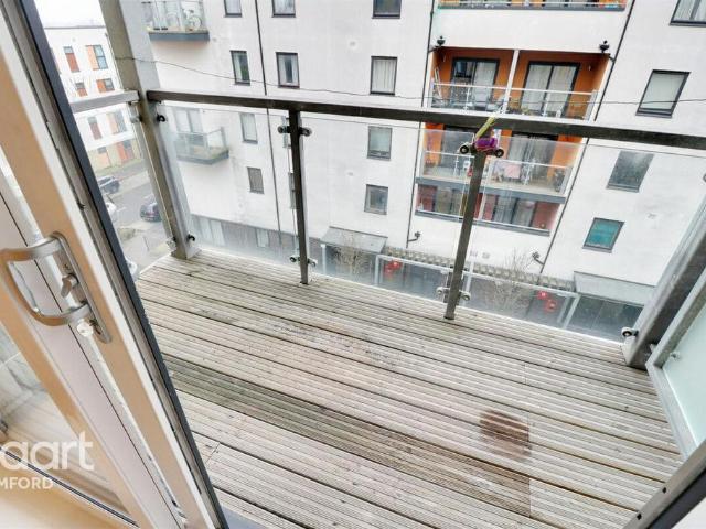 Wideford Drive, Romford 2 bed apartment to rent £1,700 pcm £392 pw