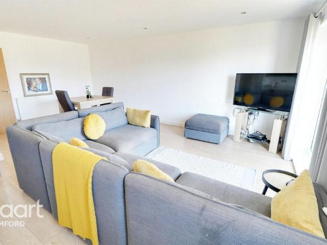 Wideford Drive, ROMFORD 2 bed apartment to rent £1,700 pcm £392 pw