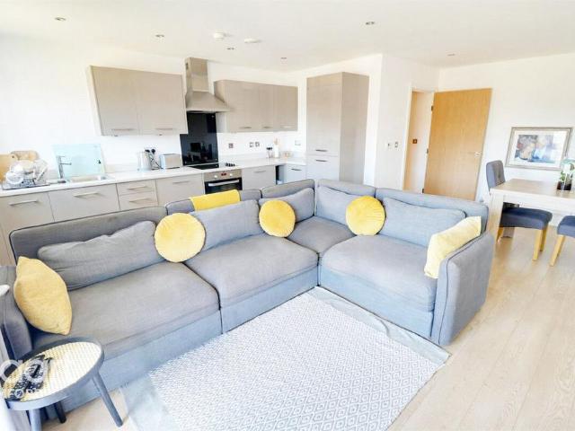 Wideford Drive, ROMFORD 2 bed apartment to rent £1,700 pcm £392 pw