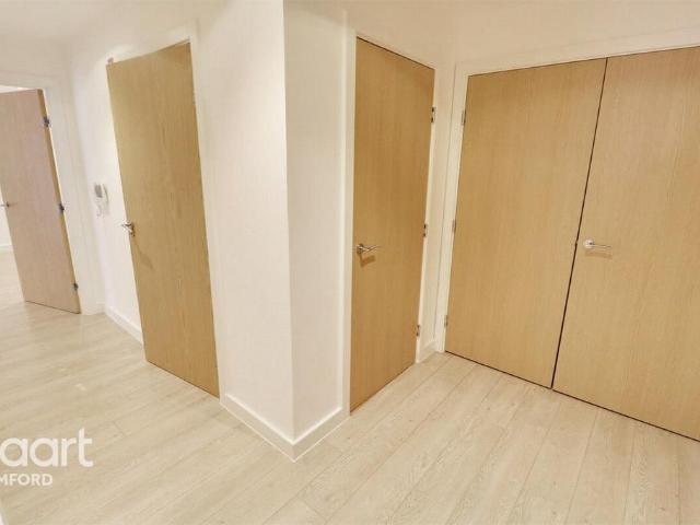 Wideford Drive, Romford 2 bed apartment to rent £1,700 pcm £392 pw