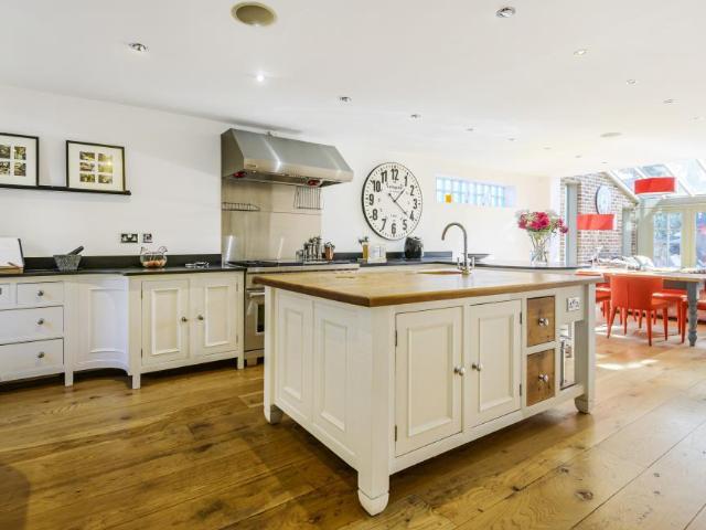 Wighton Mews, Isleworth, TW7 5 bed terraced house to rent £4,500 pcm £1,038 pw