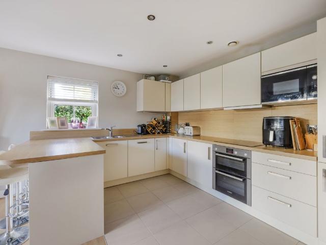 Wilton Court, Worcester Park KT4, 2 bed flat to rent, £2,200 pcm | PrimeLocation