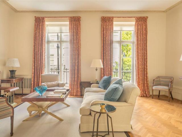 Wilton Crescent, Knightsbridge, SW1X 2 bed apartment to rent £6,998 pcm £1,615 pw