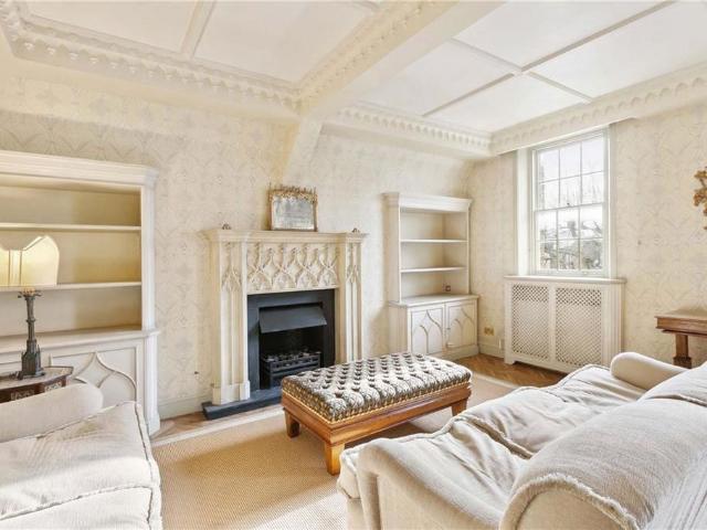 Wilton Place, London SW1X 3 bed flat to rent £5,850 pcm £1,350 pw
