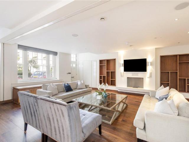 Wilton Row, Knightsbridge, London, SW1X 3 bed mews to rent £14,950 pcm £3,450 pw