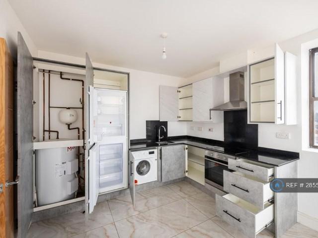 Wiltshire Court, Swindon, SN1 2 bed flat to rent £1,050 pcm £242 pw