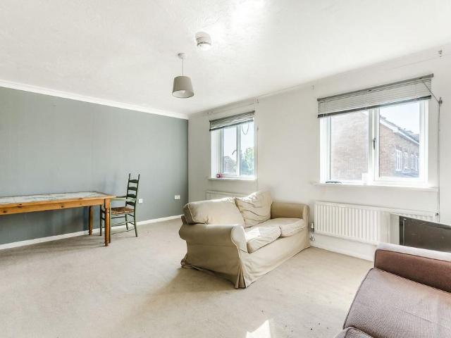 Wilkins Close, Colliers Wood. 5 bed house to rent £4,500 pcm £1,038 pw