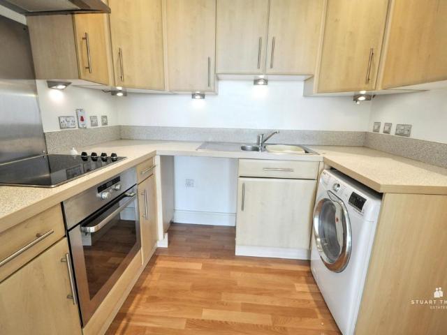 Wilkinson Drop, Hadleigh, Essex, SS7 2BG 2 bed flat to rent £1,195 pcm £276 pw
