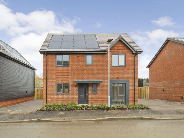 Wilks Road, Crowthorne, Berkshire, RG45 3 bed detached house to rent £2,250 pcm £519 pw