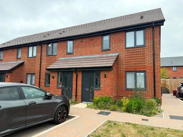 Wilks Road, Crowthorne, Berkshire, RG45 2 bed house to rent £1,875 pcm £433 pw