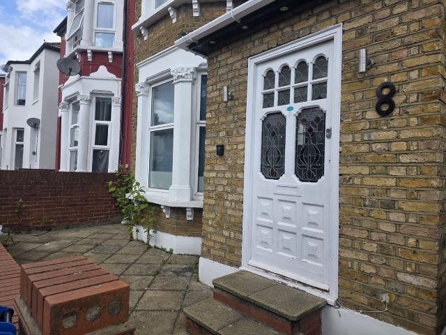 Willesden, London NW10, Studio to rent, £1,000 pcm | PrimeLocation