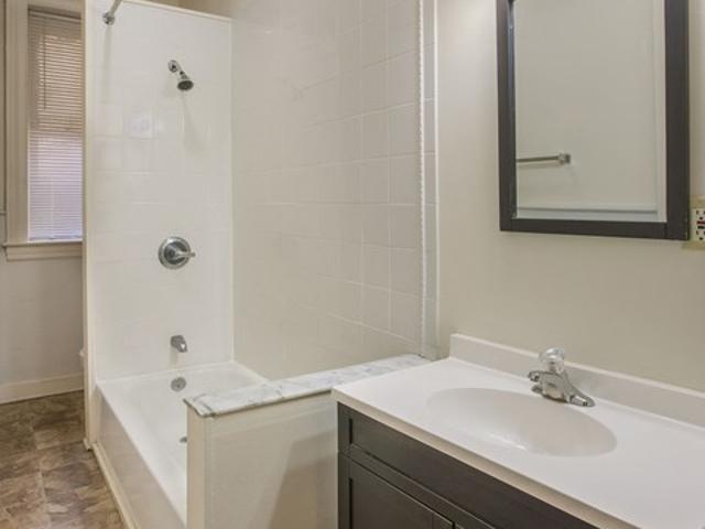 Willett Apartments 2 Bedroom 1 Bathroom with Dining Room