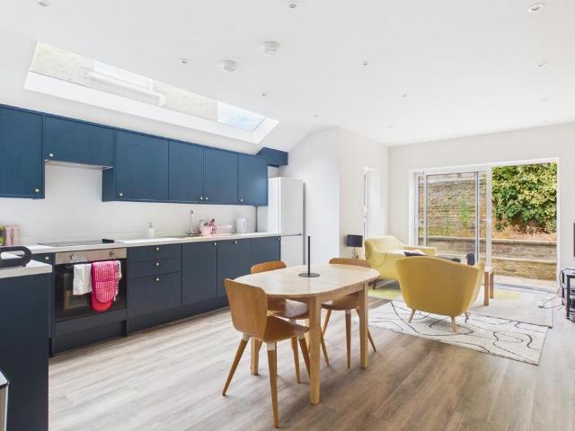 Willington Road, Clapham North 2 bed ground floor flat to rent £2,750 pcm £635 pw