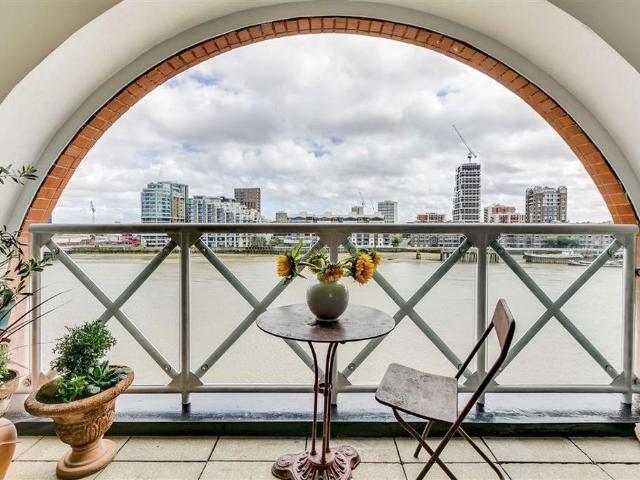 William Morris Way, London SW6 2 bed flat to rent £3,250 pcm £750 pw