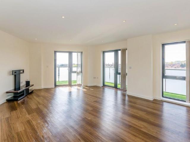 Williams Way, Wembley, HA0 3 bed flat to rent £2,701 pcm £623 pw