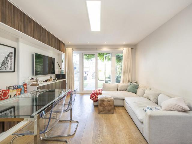 Williams Lane, Mortlake, London 3 bed terraced house to rent £5,000 pcm £1,154 pw