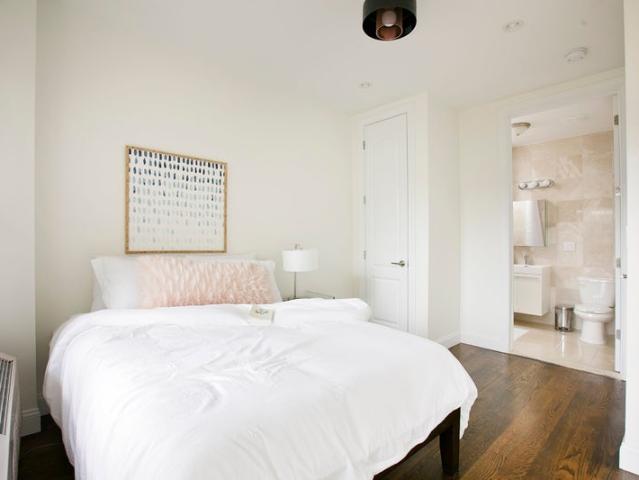 Williamsburg bedroom w bath!