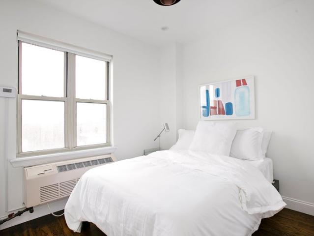 Williamsburg bedroom w bath!