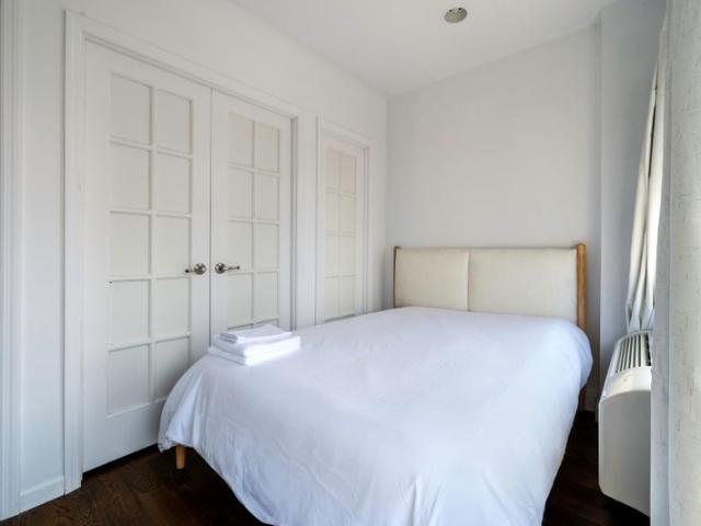 Williamsburg bedroom w bath!
