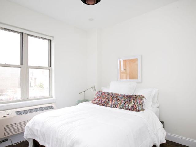 Williamsburg bedroom w bath!