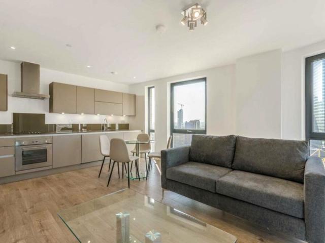 Williamsburg Plaza, Canary Wharf E14, 2 bed flat to rent, £2,750 pcm | PrimeLocation