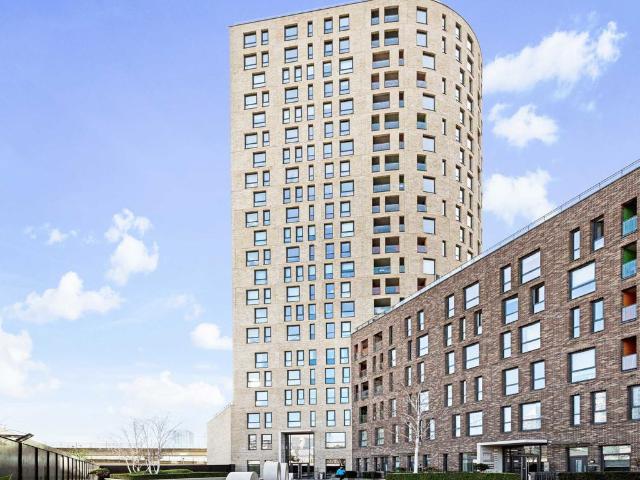 Williamsburg Plaza, Canary Wharf E14, 2 bed flat to rent, £2,900 pcm | PrimeLocation