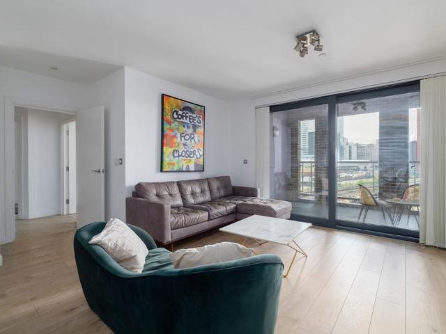 Williamsburg Plaza, E14 2 bed apartment to rent £2,750 pcm £635 pw