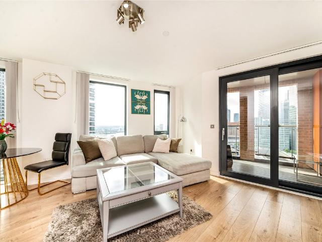 Williamsburg Plaza, London E14, 1 bed flat to rent, £2,250 pcm | PrimeLocation