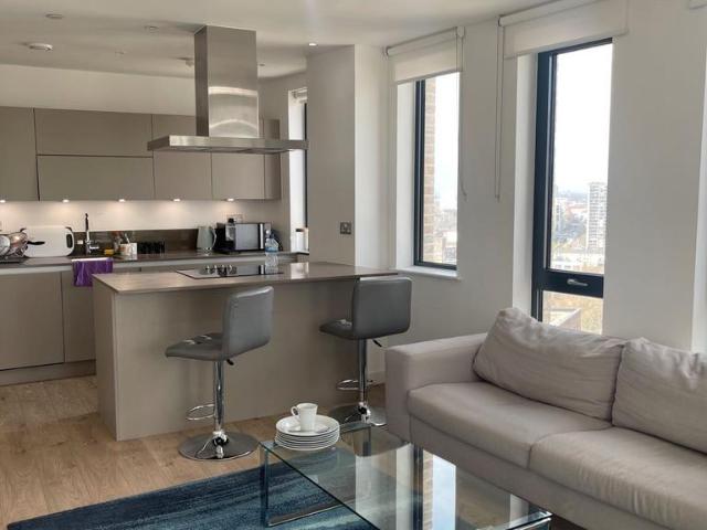 Williamsburg Plaza, London E14 3 bed apartment to rent £3,900 pcm £900 pw