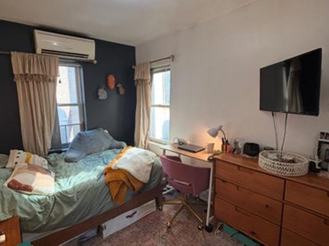 Williamsburg room available
