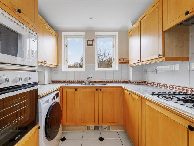 Willow Court, Corney Reach Way, Chiswick, London W4, 2 bed flat to rent, £2,300 pcm | PrimeLocation